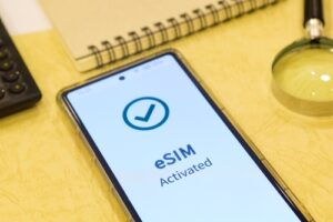 EE offers instant download eSIM Service to pay monthly SIM-only ...